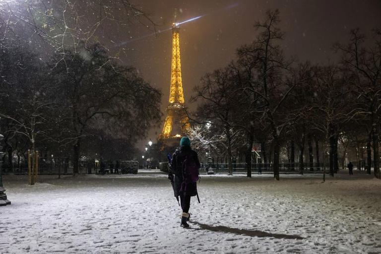 Snow cripples air, train and road traffic in Amsterdam and Paris