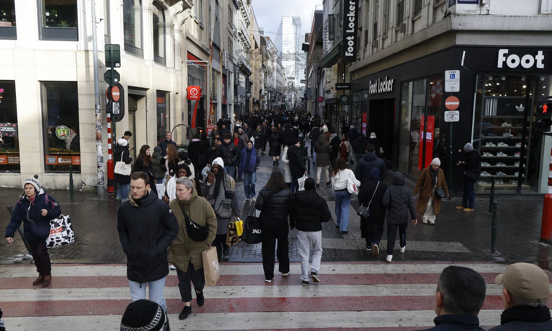 Two British high street chains are being put into administration: 2,500 ...