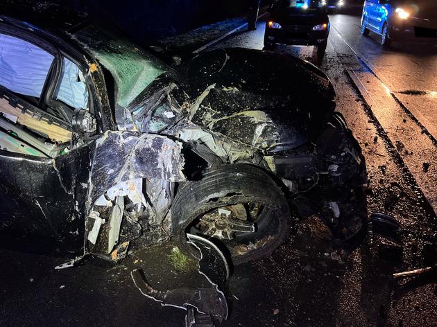 BMW kracht in NRW gegen Baum – Fahrer überlebt wie durch ein Wunder