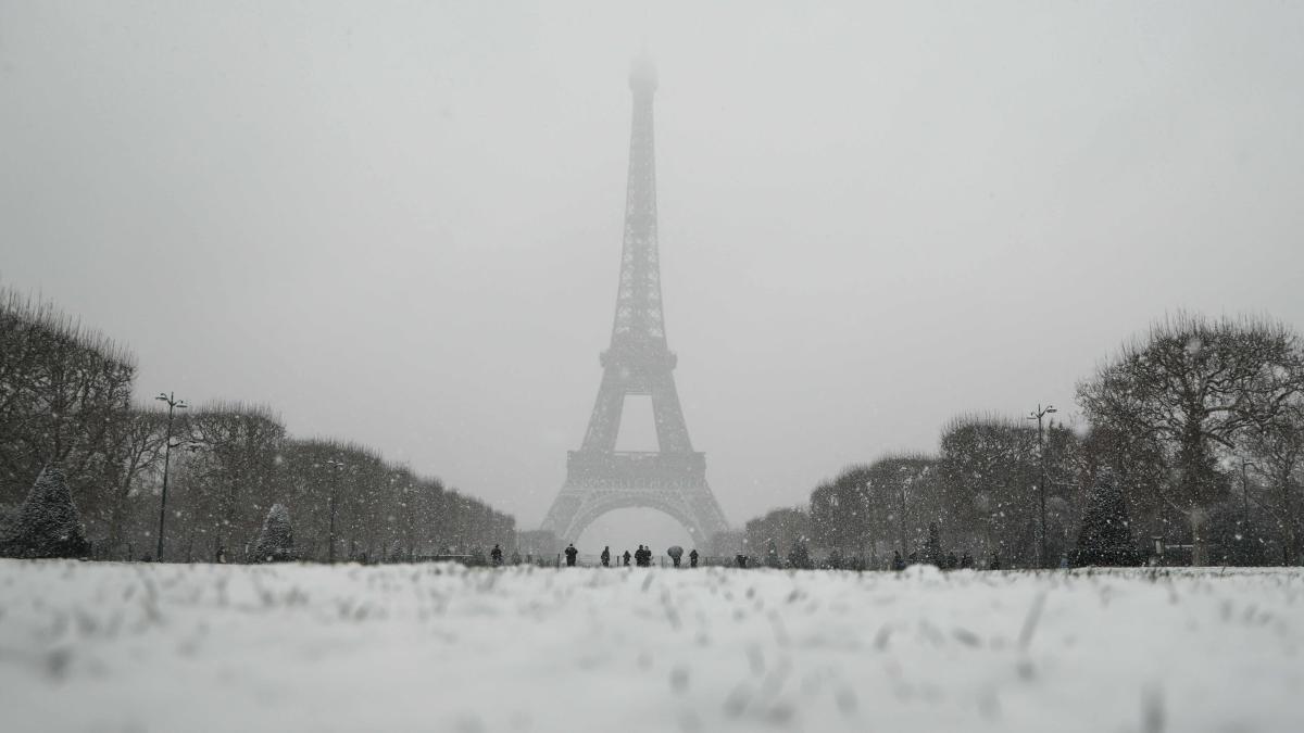 Escuelas cerradas, aeropuertos paralizados e inundaciones en Europa por ...