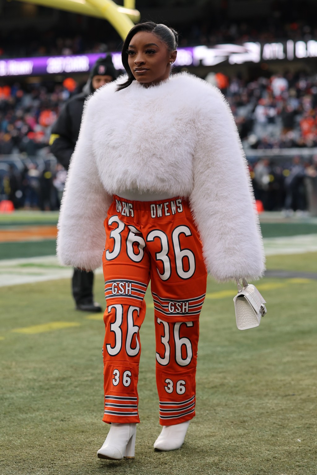 Simone Biles cheers on husband Jonathan Owens in custom jersey pants at ...