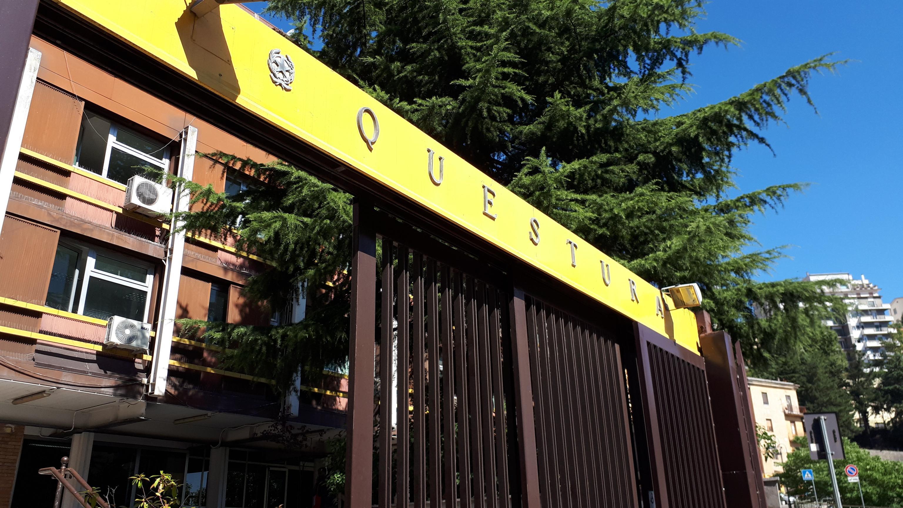 Un microcellulare e hascisc, due arresti della polizia vicino al ...