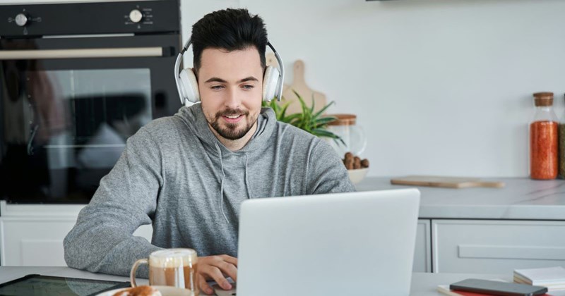 Remote job scolds employees for taking a 4-minute bathroom break ...