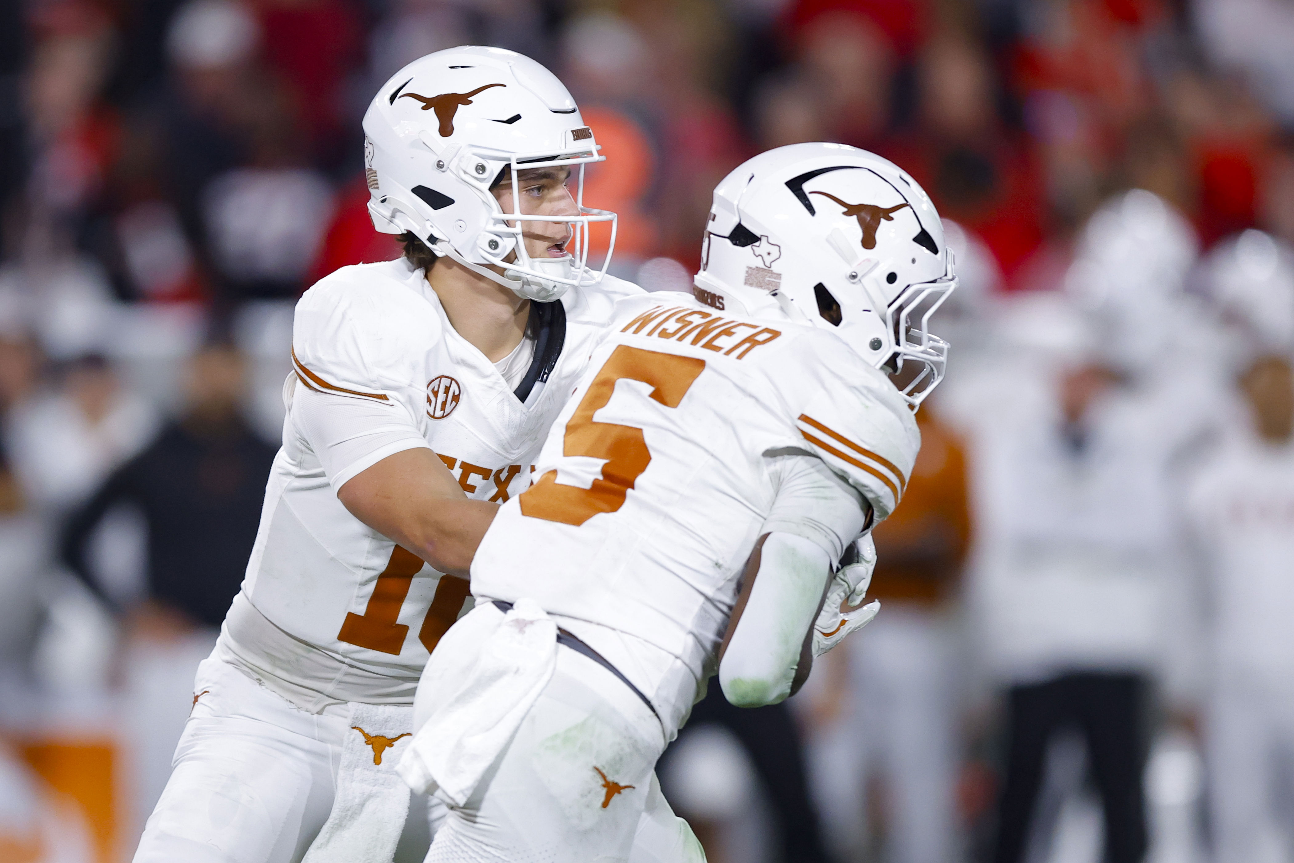 Texas, Arch Manning lose top RB Tre Wisner to ACC school in transfer portal