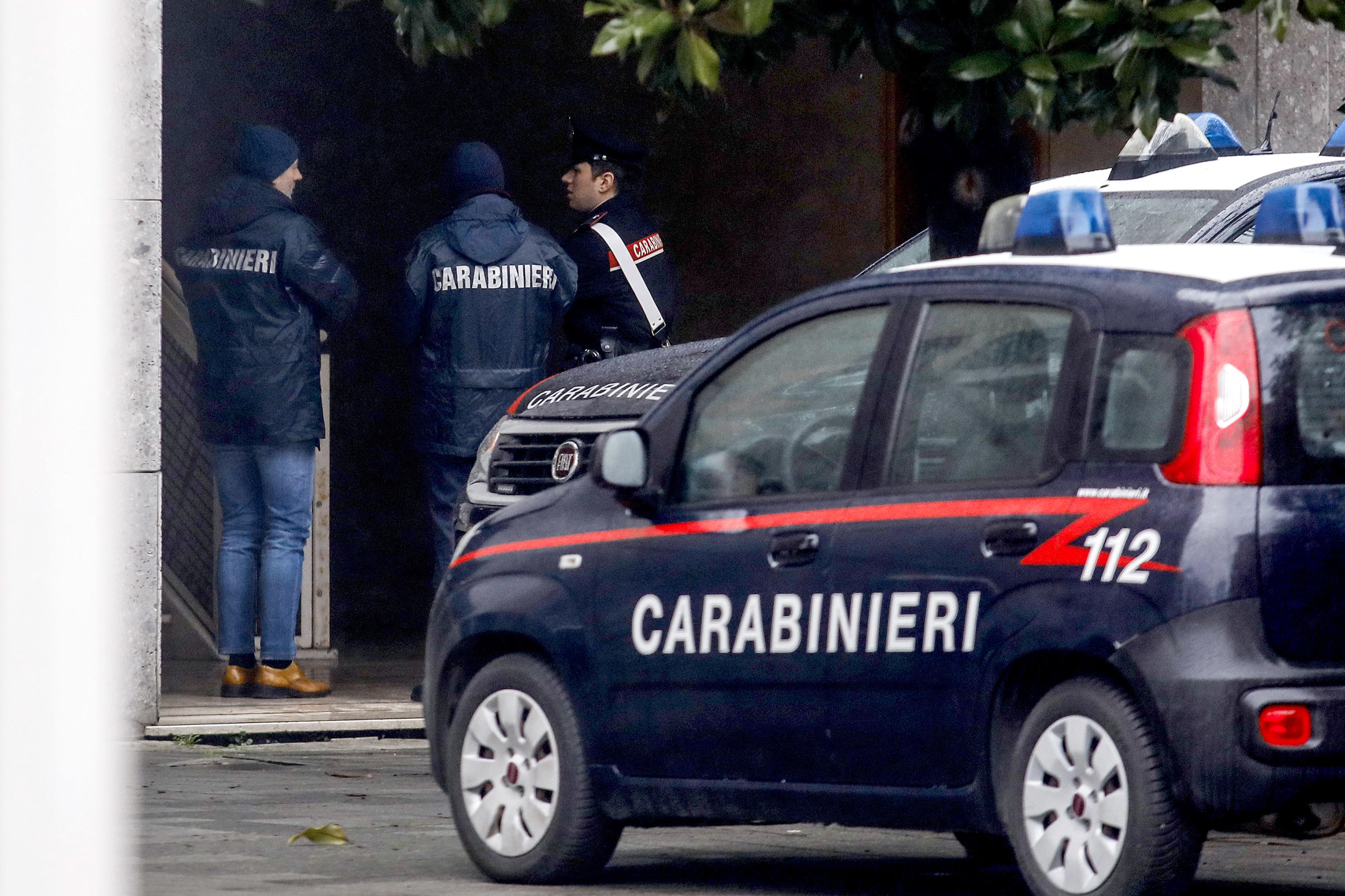 Difende un amico da rapina, quindicenne accoltellato a Milano