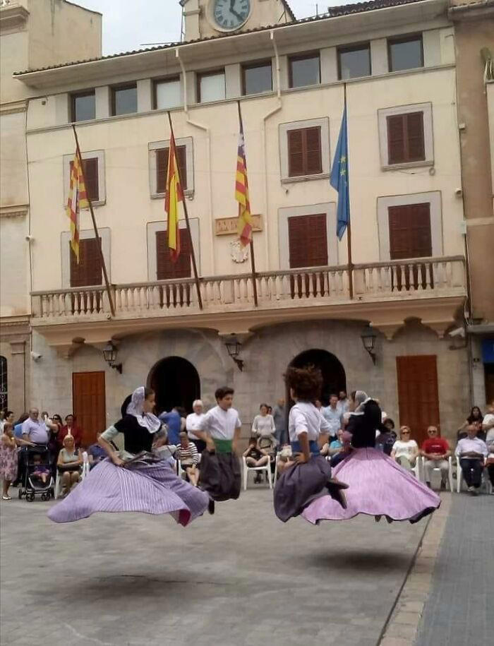 24 funny "images with a lot of stuff going on" that get weirder the ...