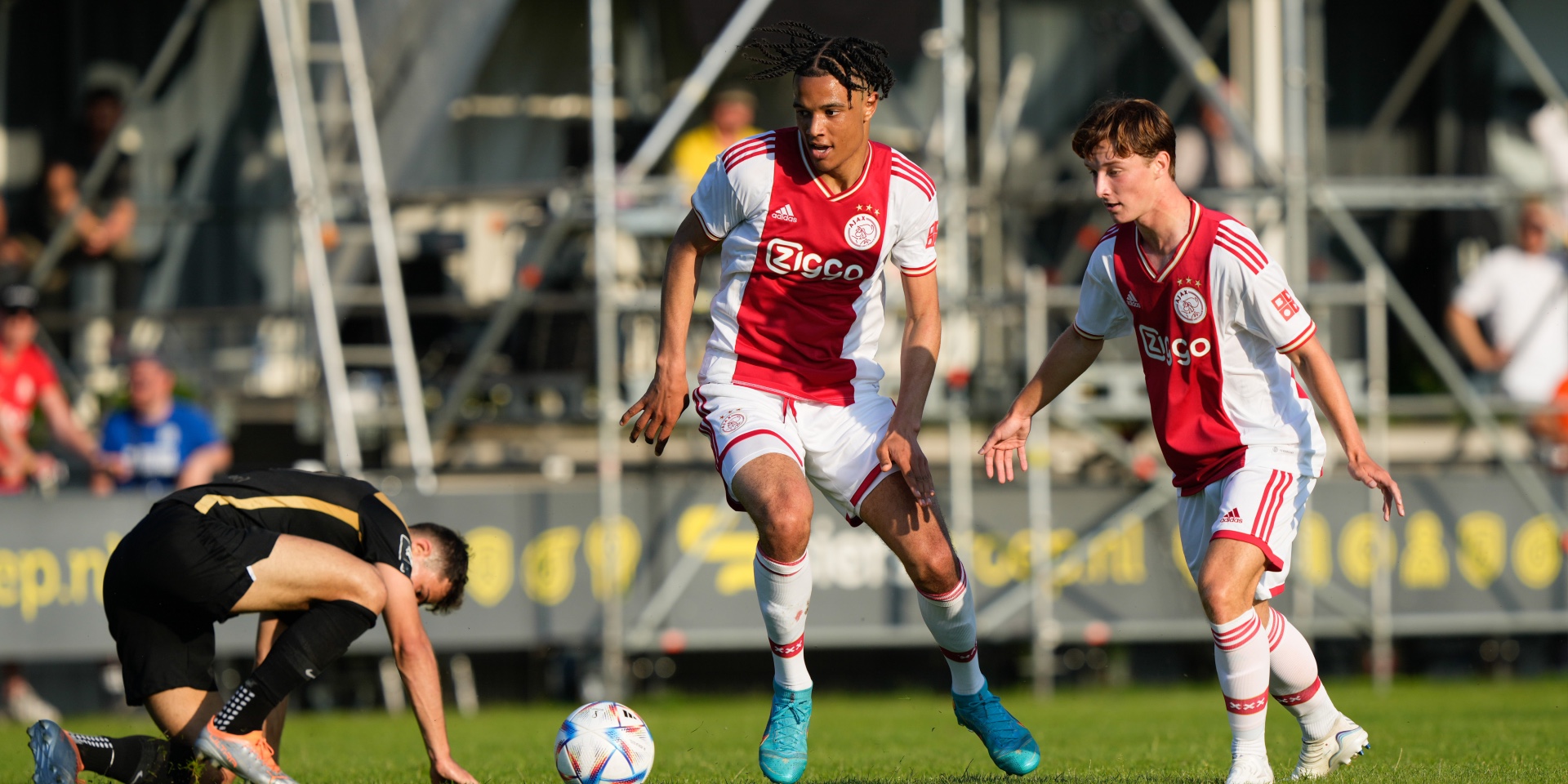 Grote verrassing: Nederlandse spits maakt droomtransfer en tekent bij ...