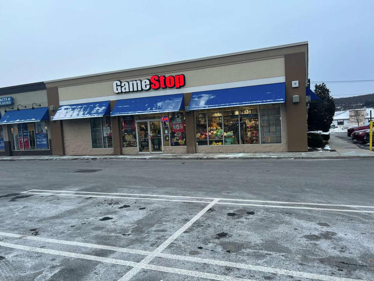 Video game retailer GameStop resumes Connecticut store closings
