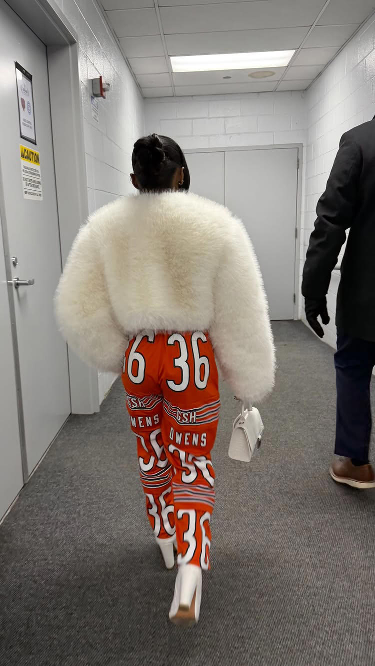Simone Biles cheers on husband Jonathan Owens in custom jersey pants at ...
