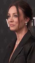 Kaley Cuoco homage to Jennifer Aniston at Critics Choice