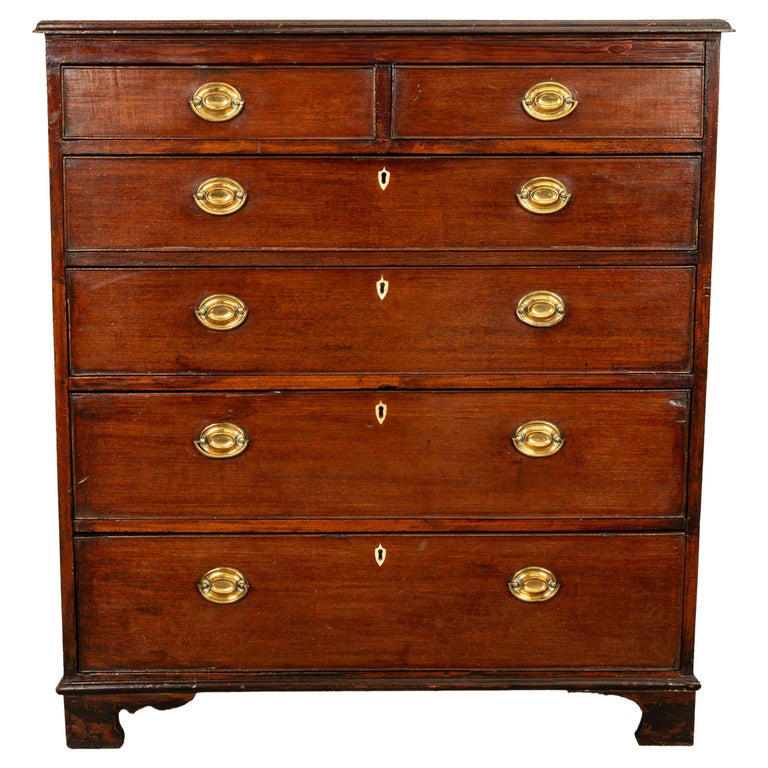 Empty corners no more: Alexa Chung's wooden dresser, colorful lamp, and ...