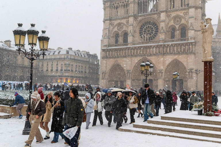 Parigi paralizzata dalla neve: bus fermi, caos treni e aerei, 1000 ...