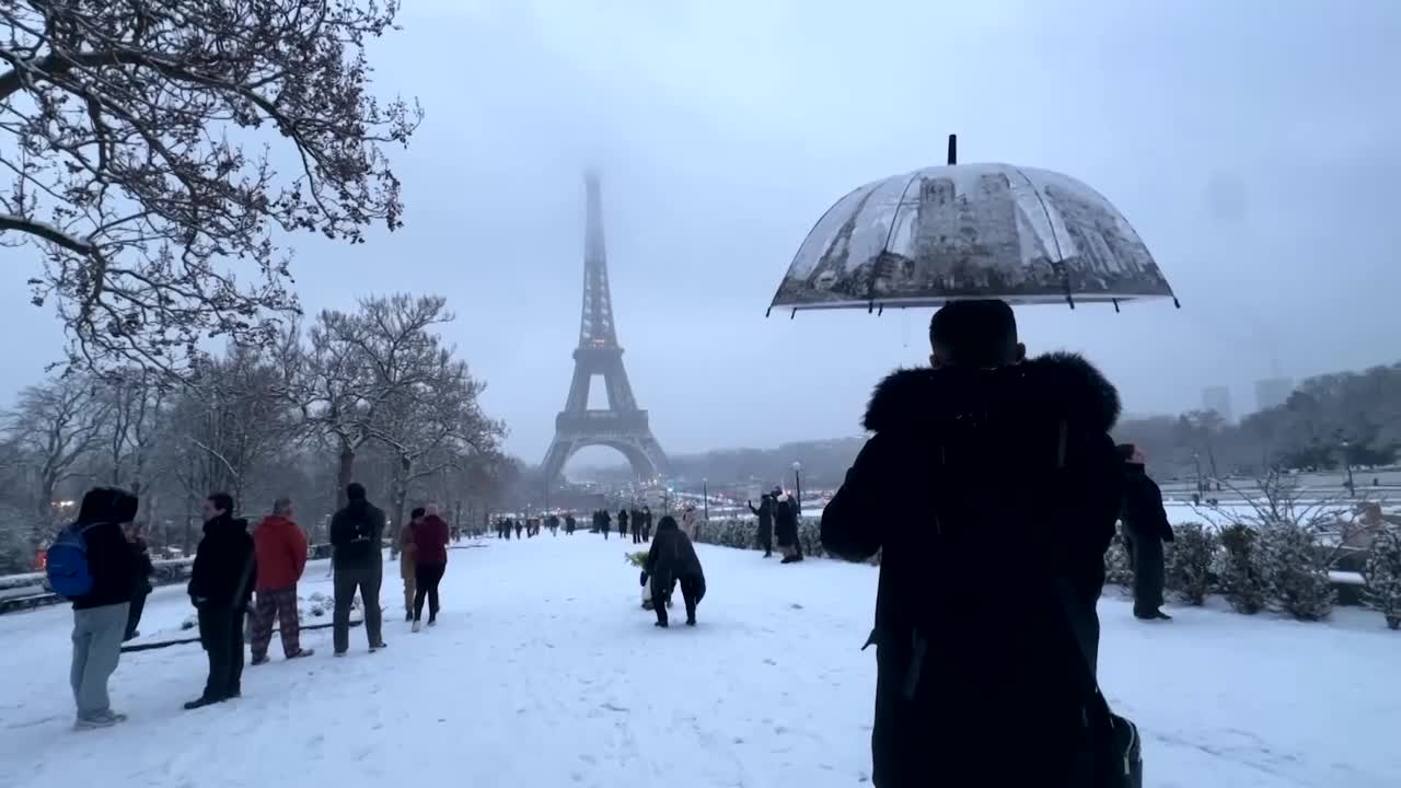 Neve transforma Paris em um cartão-postal de inverno