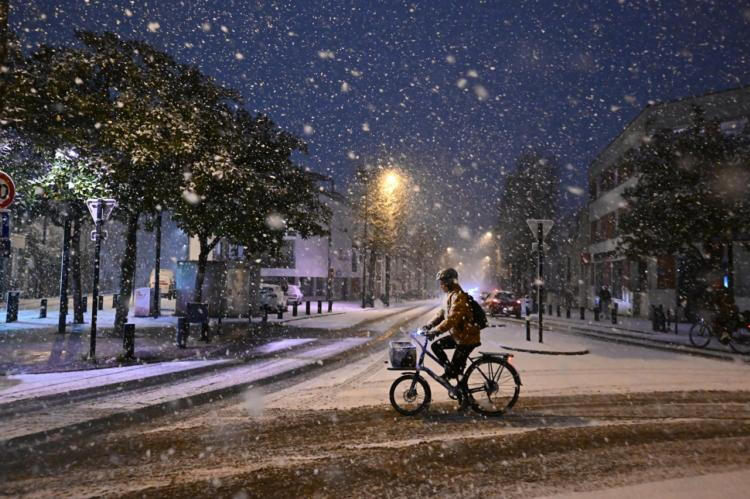 En images. La neige tombe sur Nantes, la ville se drape de blanc