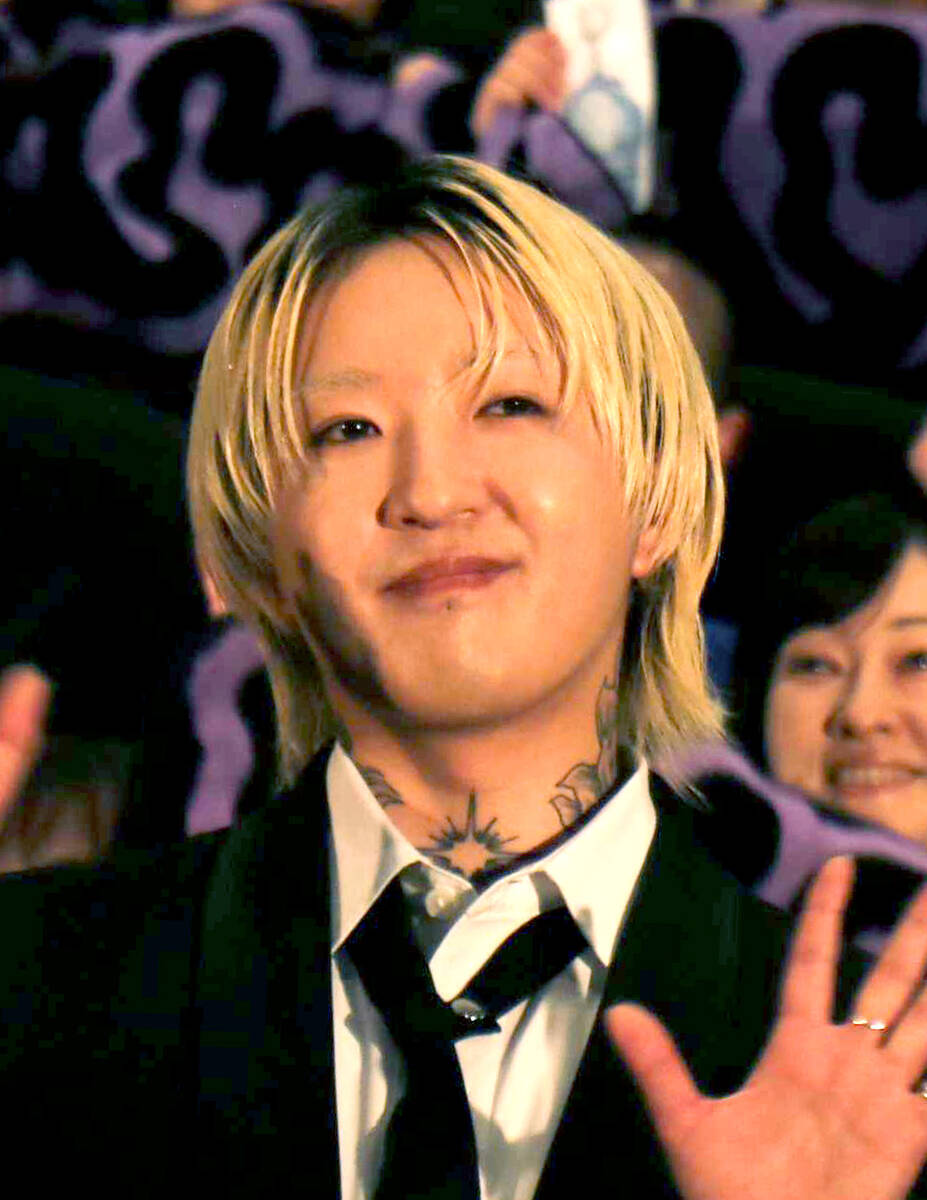 YOASOBI・Ayaseの最新姿にフォロワー騒然「超かっこええ」「イケメン」「爆ビジュ」「黒髪似合う」