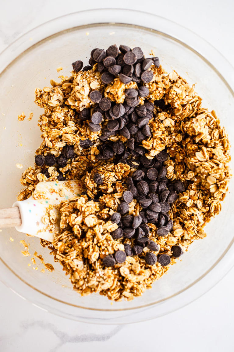 Peanut butter chocolate chip granola bars