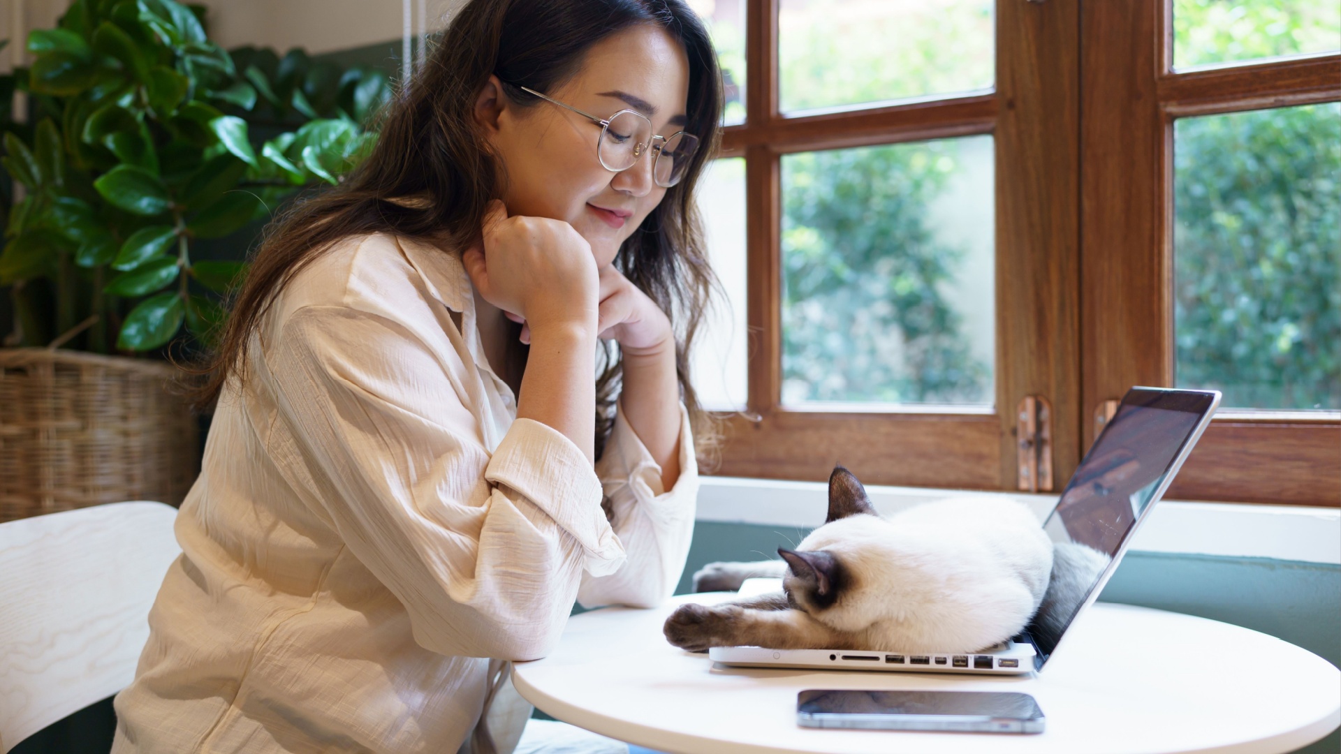 8 pets that show no respect for your personal space