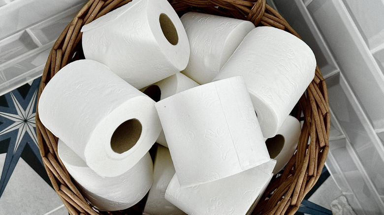 Would you try this rustic DIY toilet paper holder in your home?