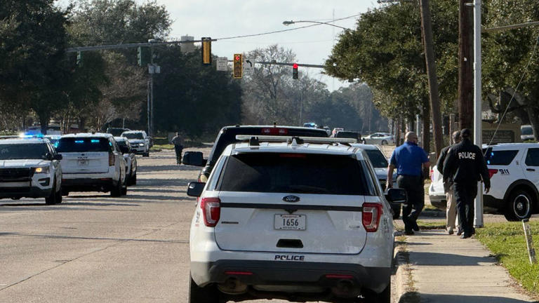 1 taken to hospital following shooting near bank in Baton Rouge; 2 sought