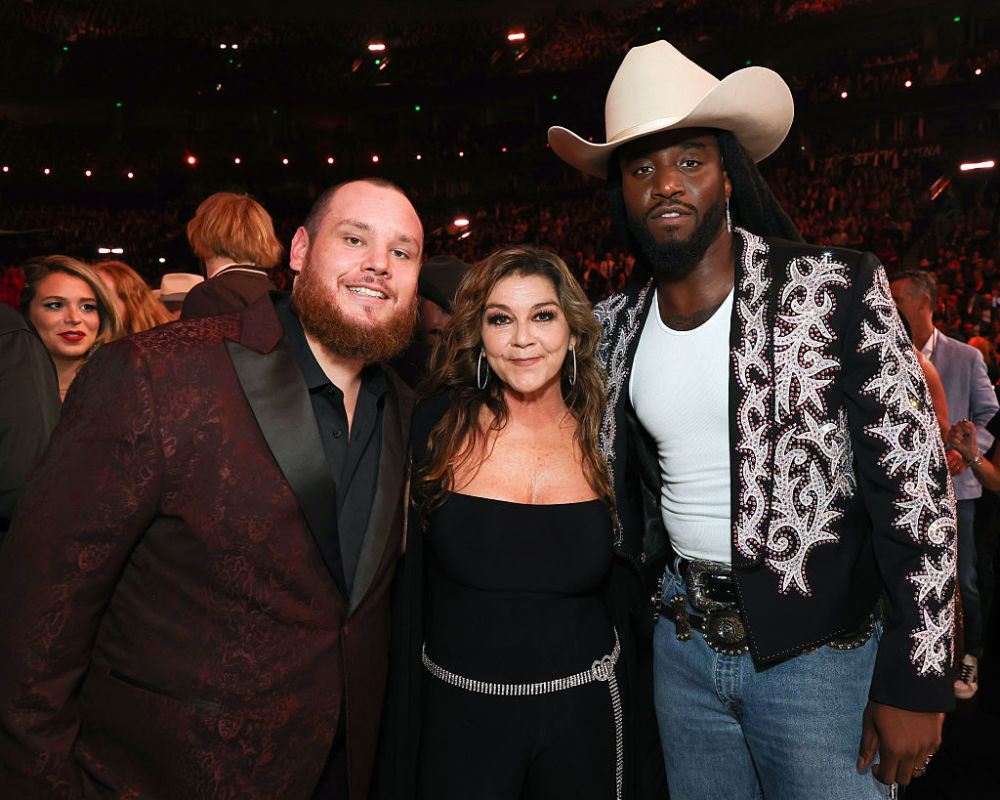 Country music star wows fans with tease of unreleased song