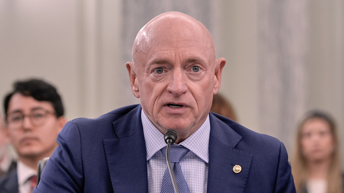 Sanciona el gobierno federal al senador Mark Kelly