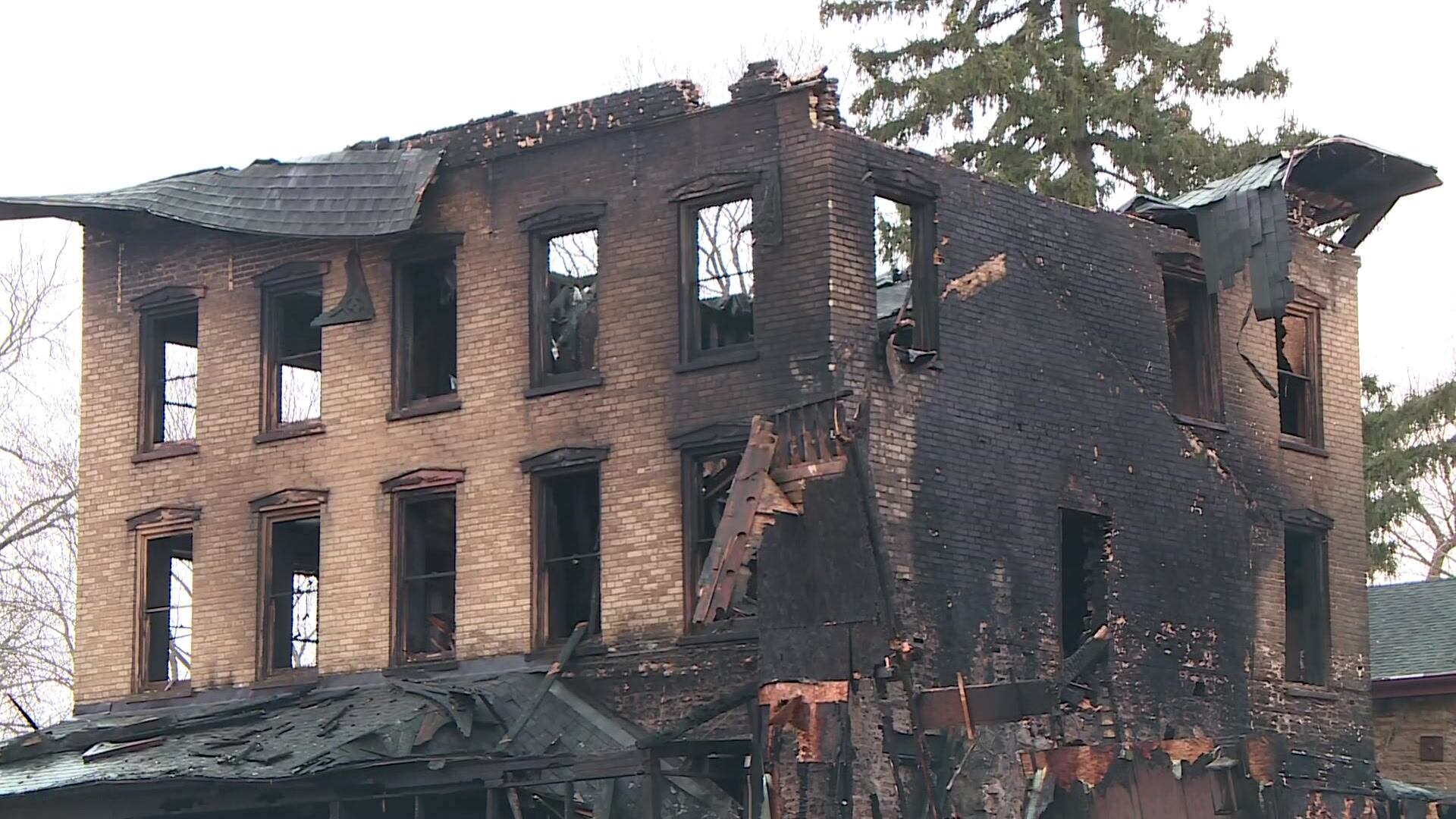 Neighbors devastated after fire destroys Lake House Inn in Edgerton