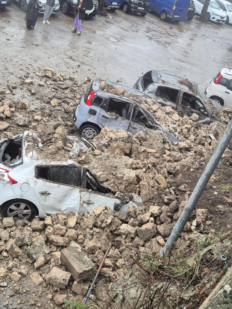 Crolla un muro nel paese di Nino Manfredi