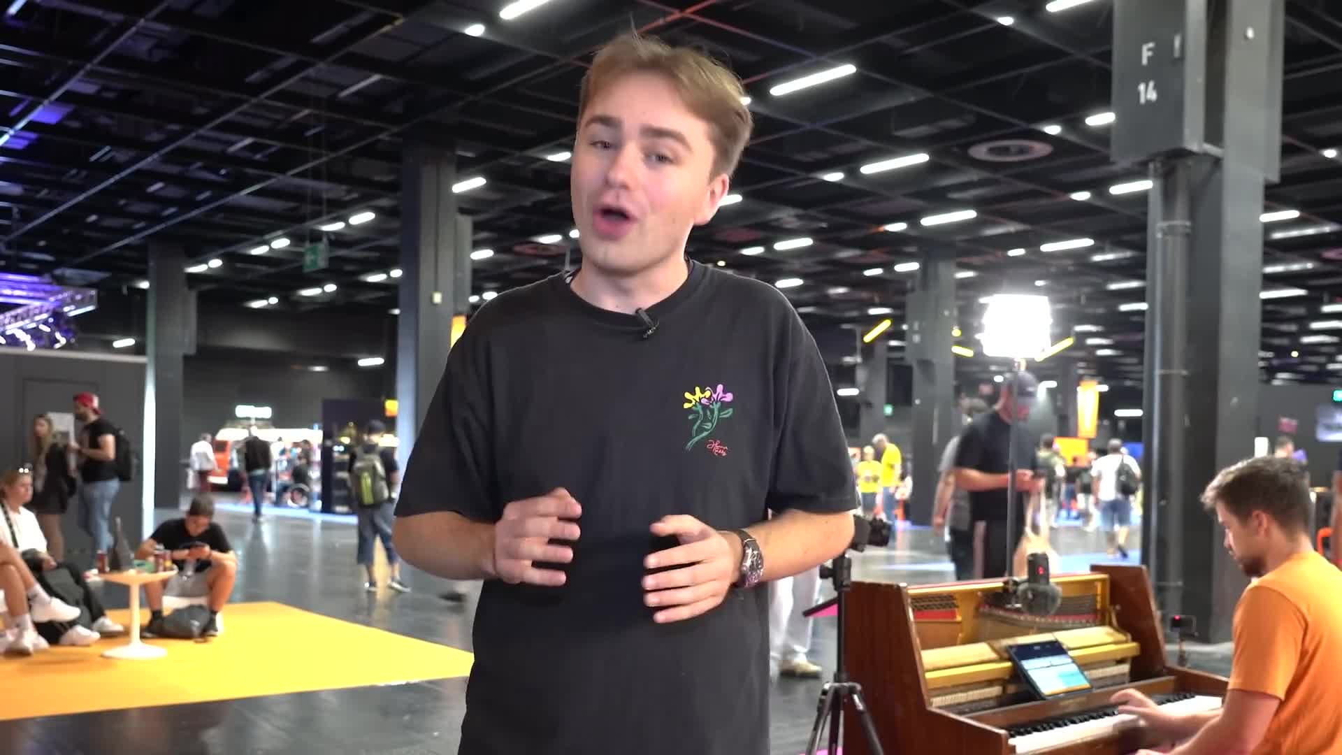 I played HAMMER OF JUSTICE (Deltarune) at Gamescom!