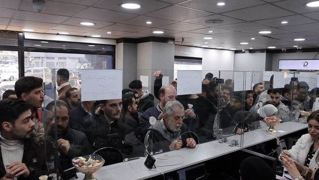 Syrians exchange old Assad banknotes for new currency