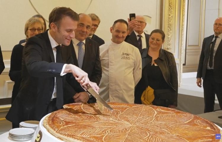Pourquoi Emmanuel Macron n’a-t-il jamais la fève ni la couronne lors de ...