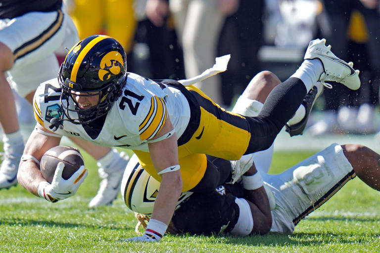 Iowa's Kaden Wetjen is the repeat winner of the Jet Award as the top ...