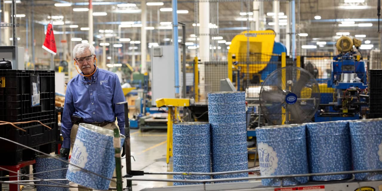 US manufacturing slump shows little sign of ending, ISM shows
