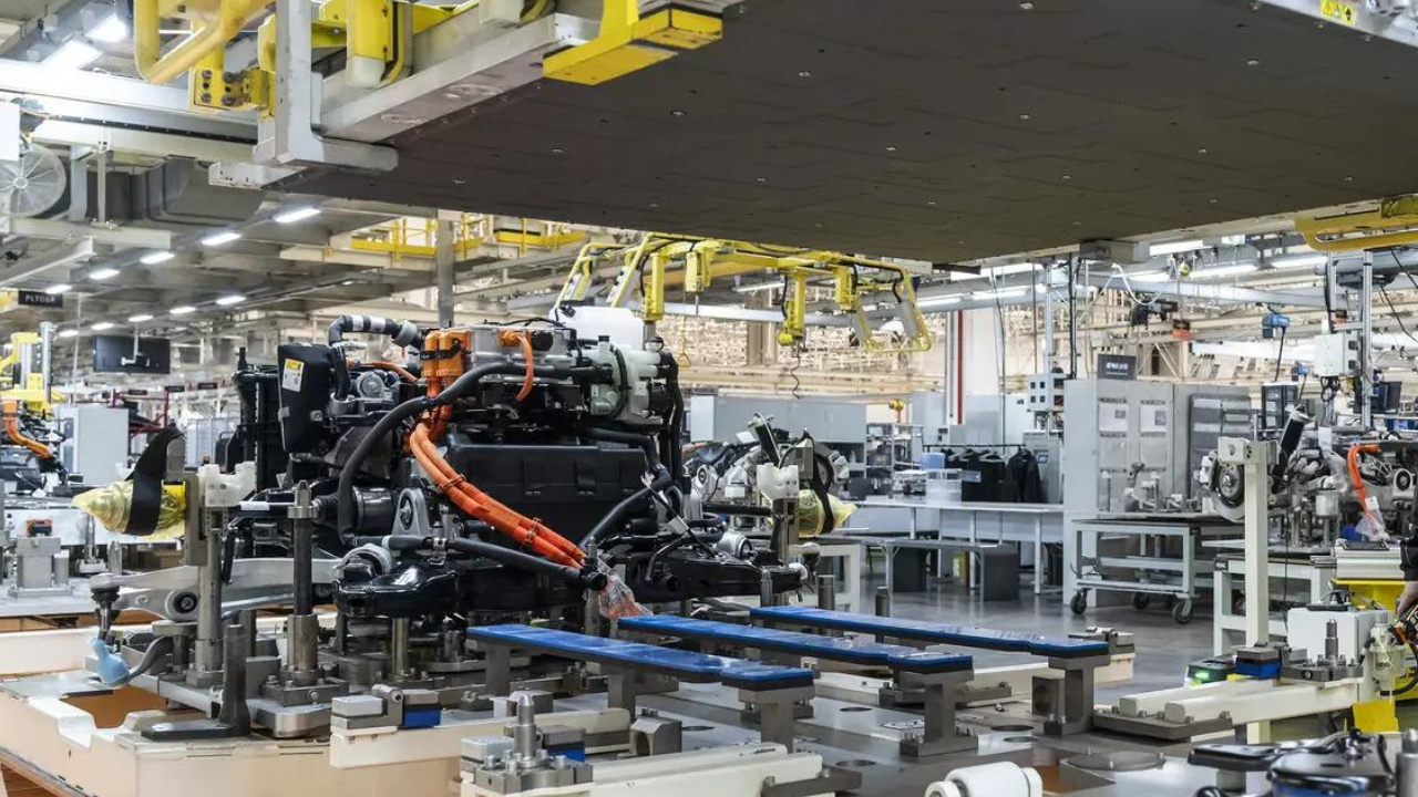 US manufacturing: ISM index records yearly low in December; activity ...