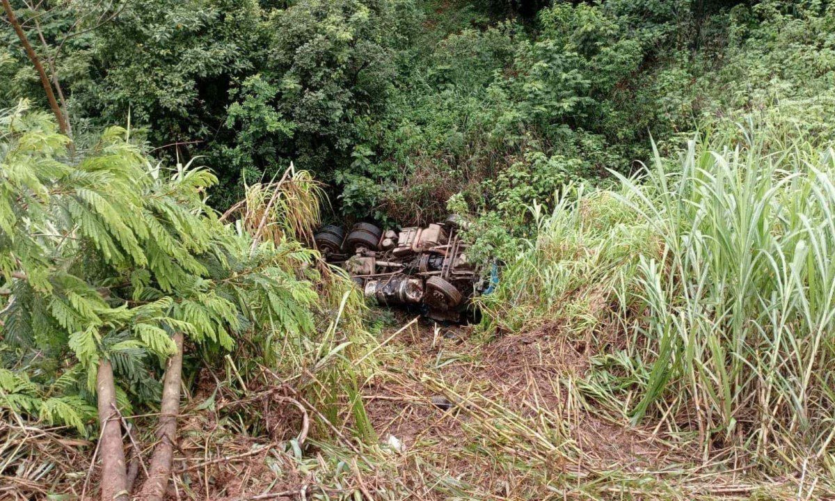 Motorista de caminhão que capotou morre na BR-262, na Grande BH