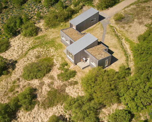 In Iceland, a lakeside retreat rhymes with the landscape