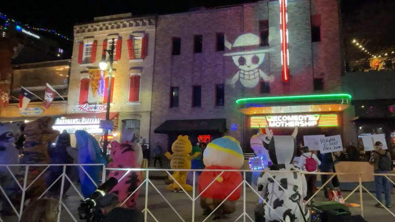 'Diet Alex Jones': Demonstrators roast Joe Rogan outside Austin comedy club