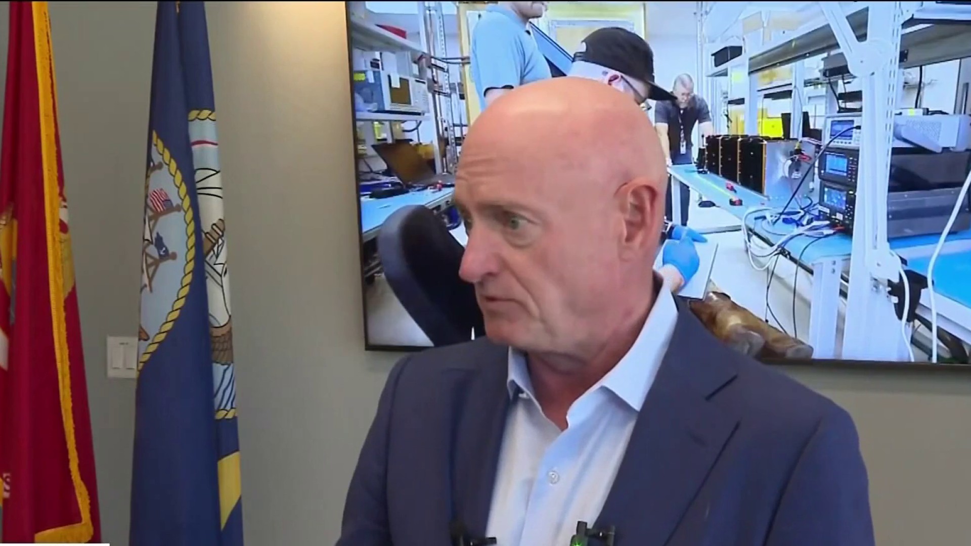 Sanciona el gobierno federal al senador Mark Kelly