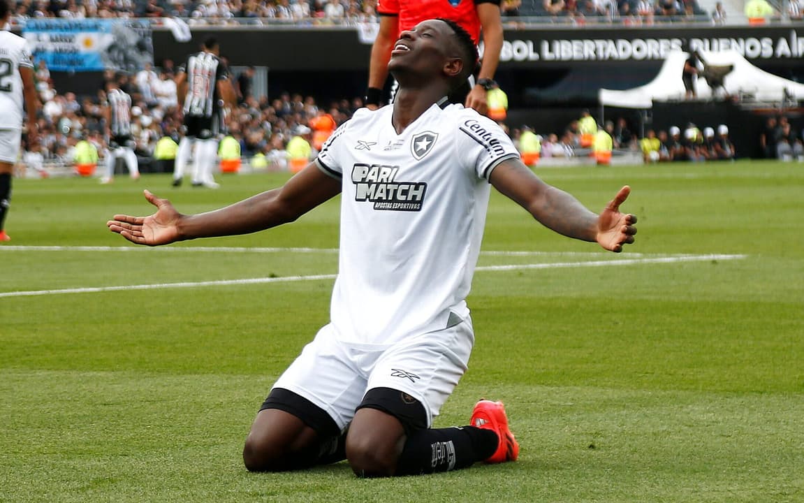 Alex Telles manda recado a Luiz Henrique após visita ao CT do Botafogo