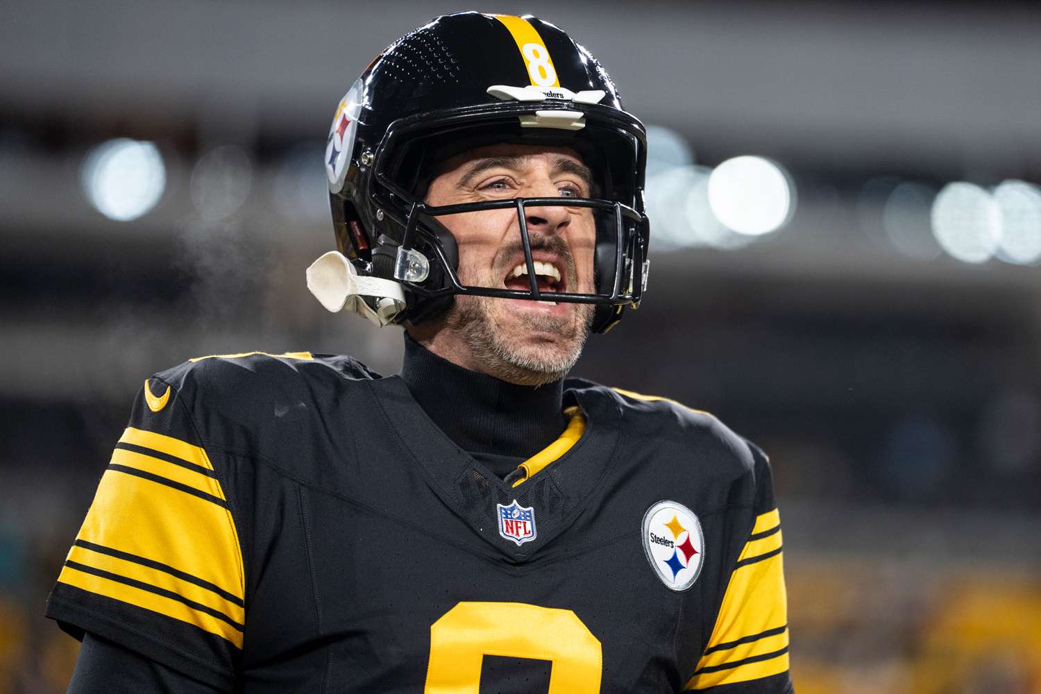 Aaron Rodgers yells in frustration at his coaches as he leads Steelers ...