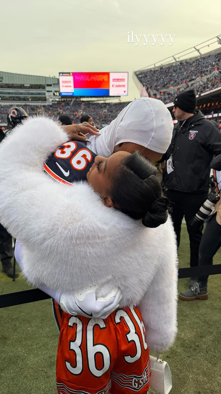 Simone Biles cheers on husband Jonathan Owens in custom jersey pants at ...