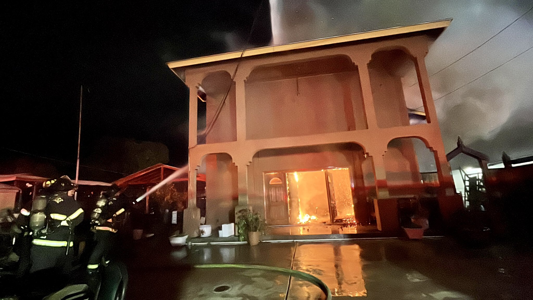 Voraz incendio en templo budista de San José
