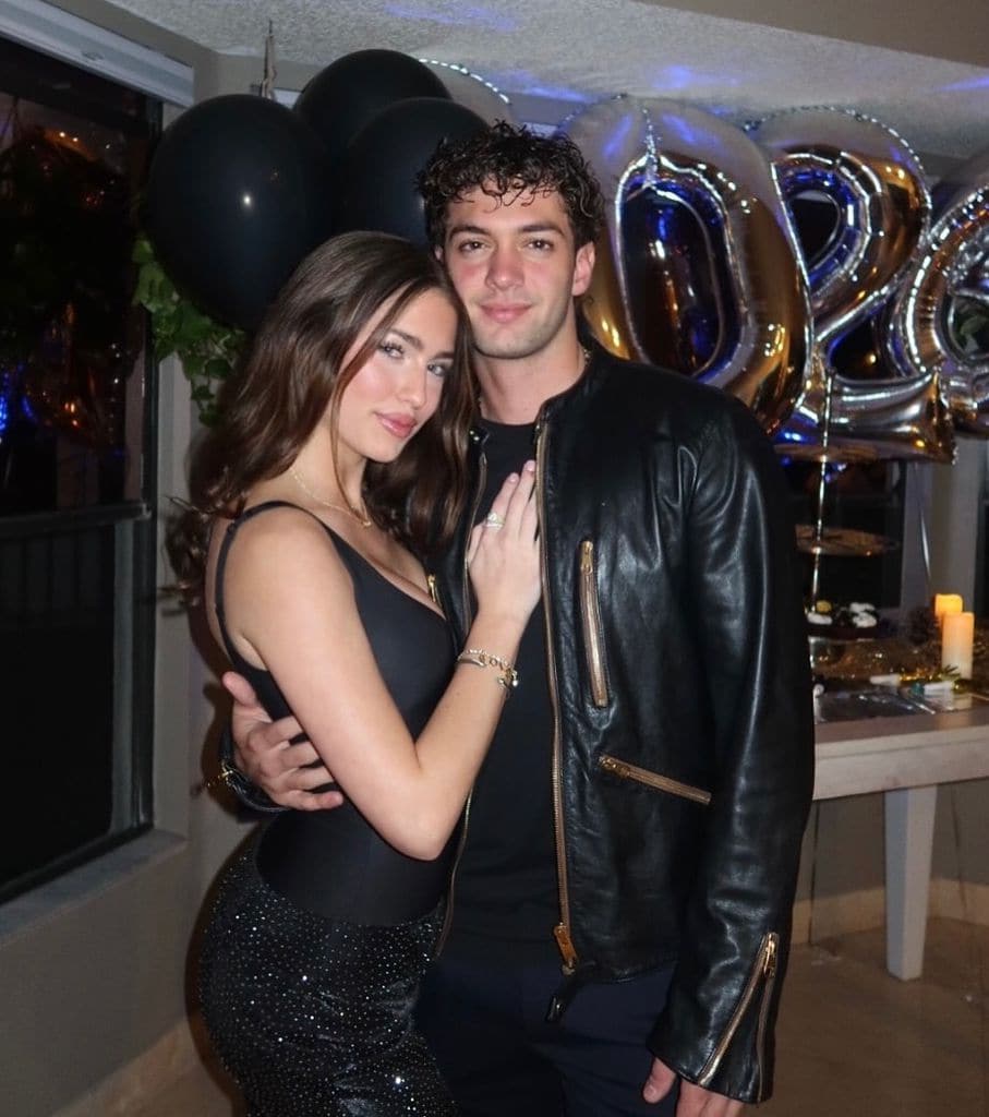 Christopher Levy comparte un especial posado con su novia al escribir ...