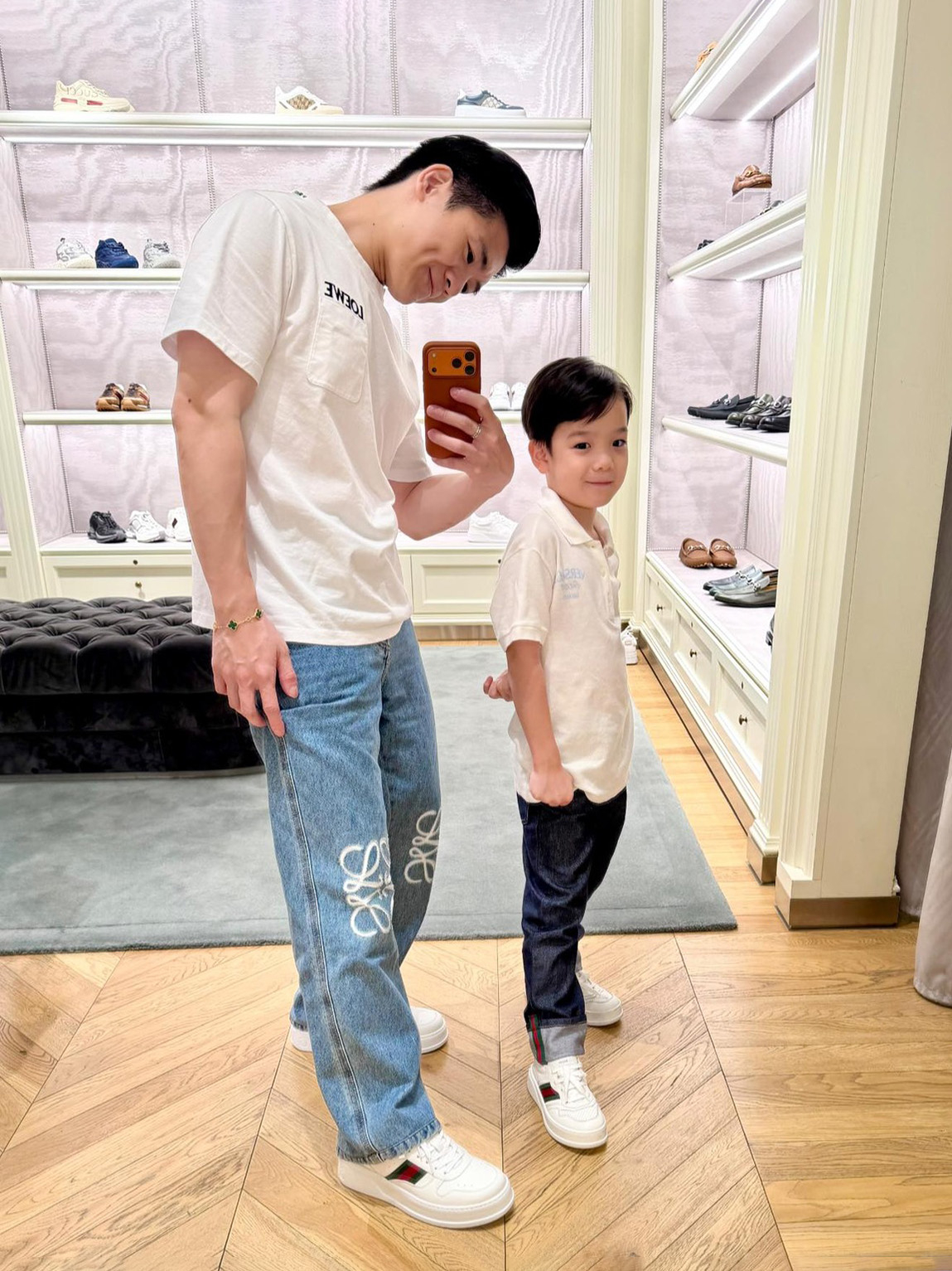 Anh chồng Đỗ Mỹ Linh mua cho con trai giày chục triệu đồng, mẫu giống bố