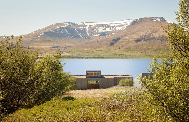 In Iceland, a lakeside retreat rhymes with the landscape