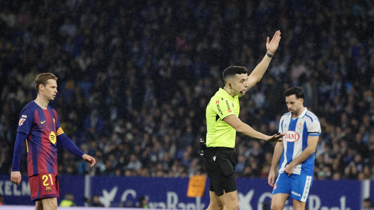 El didáctico arbitraje de García Verdura en el derbi: "Más como tú", le ...