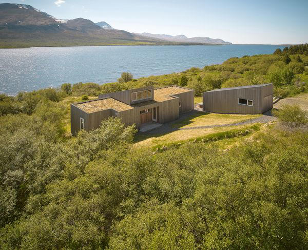 In Iceland, a lakeside retreat rhymes with the landscape