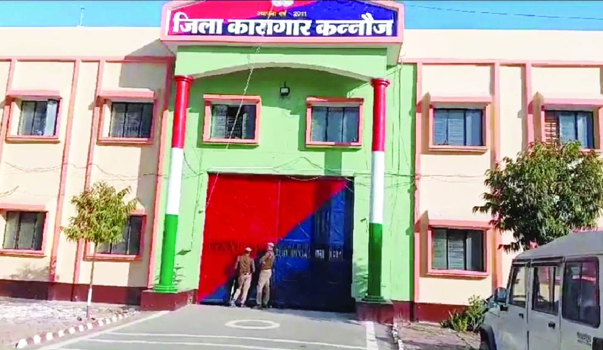Two inmates escape Kannauj jail, 5 suspended