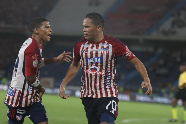 Carlos Bacca, figura del Junior de Barranquilla, le lanzó un fuerte ...