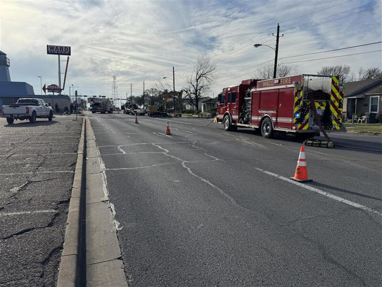 City crews hit gas line on Bosque Boulevard, evacuate four homes
