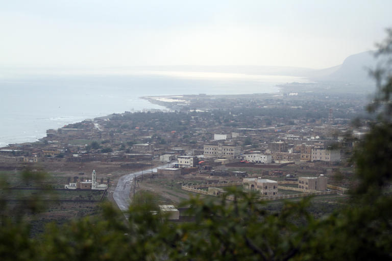 Hundreds of tourists stuck on Yemeni island as tensions simmer on mainland